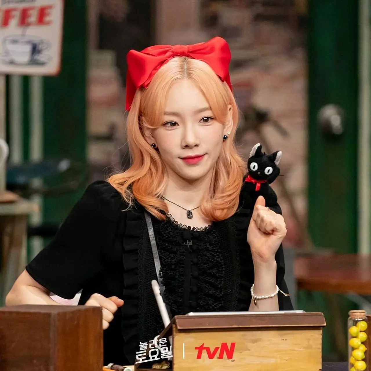 6 Potret Imut Taeyeon Tampil dengan Cosplay di Amazing Saturday ...