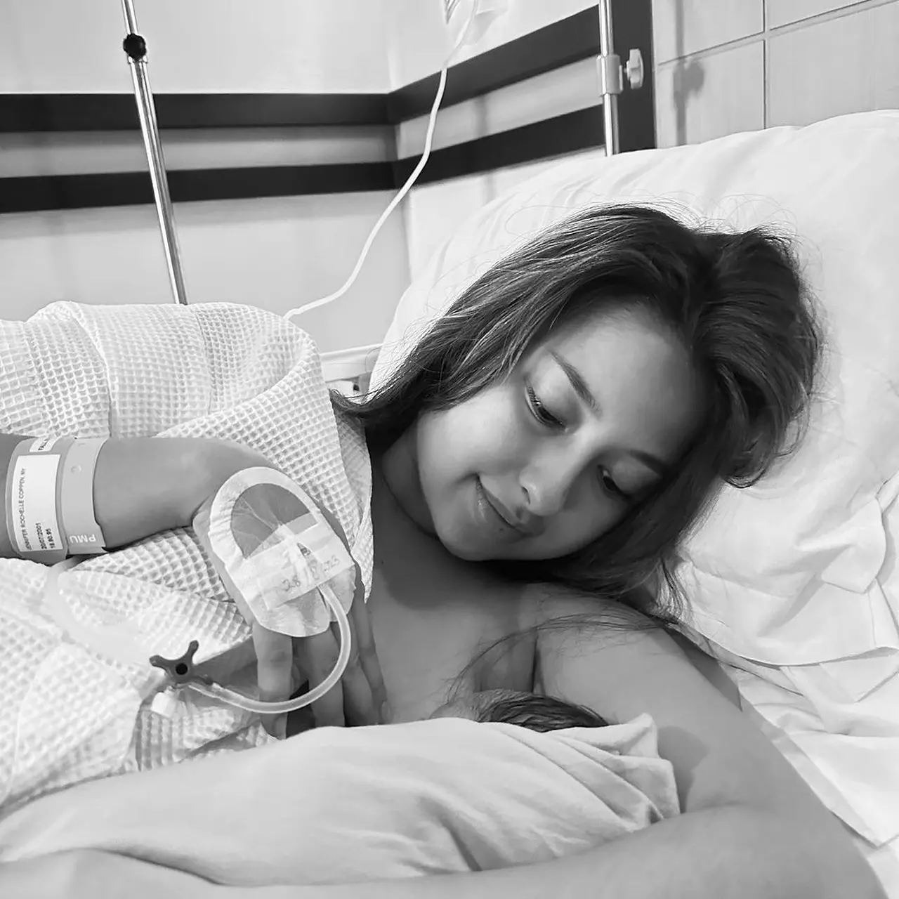 Anak Jennifer Coppen Telah Lahir, Lihat 10 Potret Hangatnya Menyusui ...