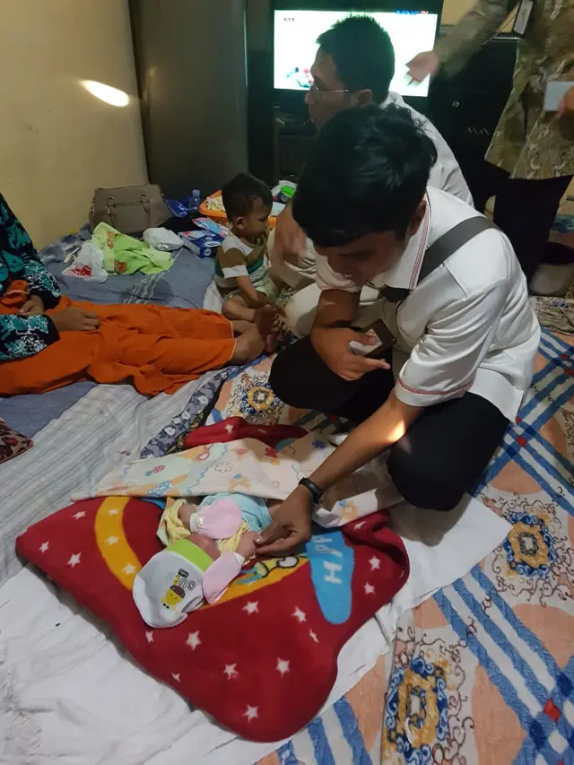 Cerita Bayi Lahir di Atas Mobil Saat Banjir dan Nama Terinspirasi Logo ...