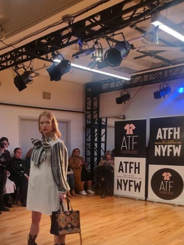 Pegiat Seni Lisa Zen Purba Antar Lini Mode Wovlea ke Ajang Bergengsi ...