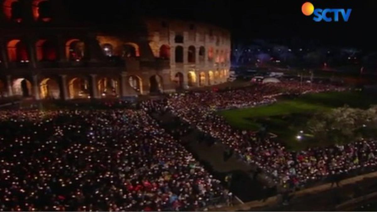 Paus Fransiskus Pimpin Prosesi Jalan Salib di Coloseum Roma