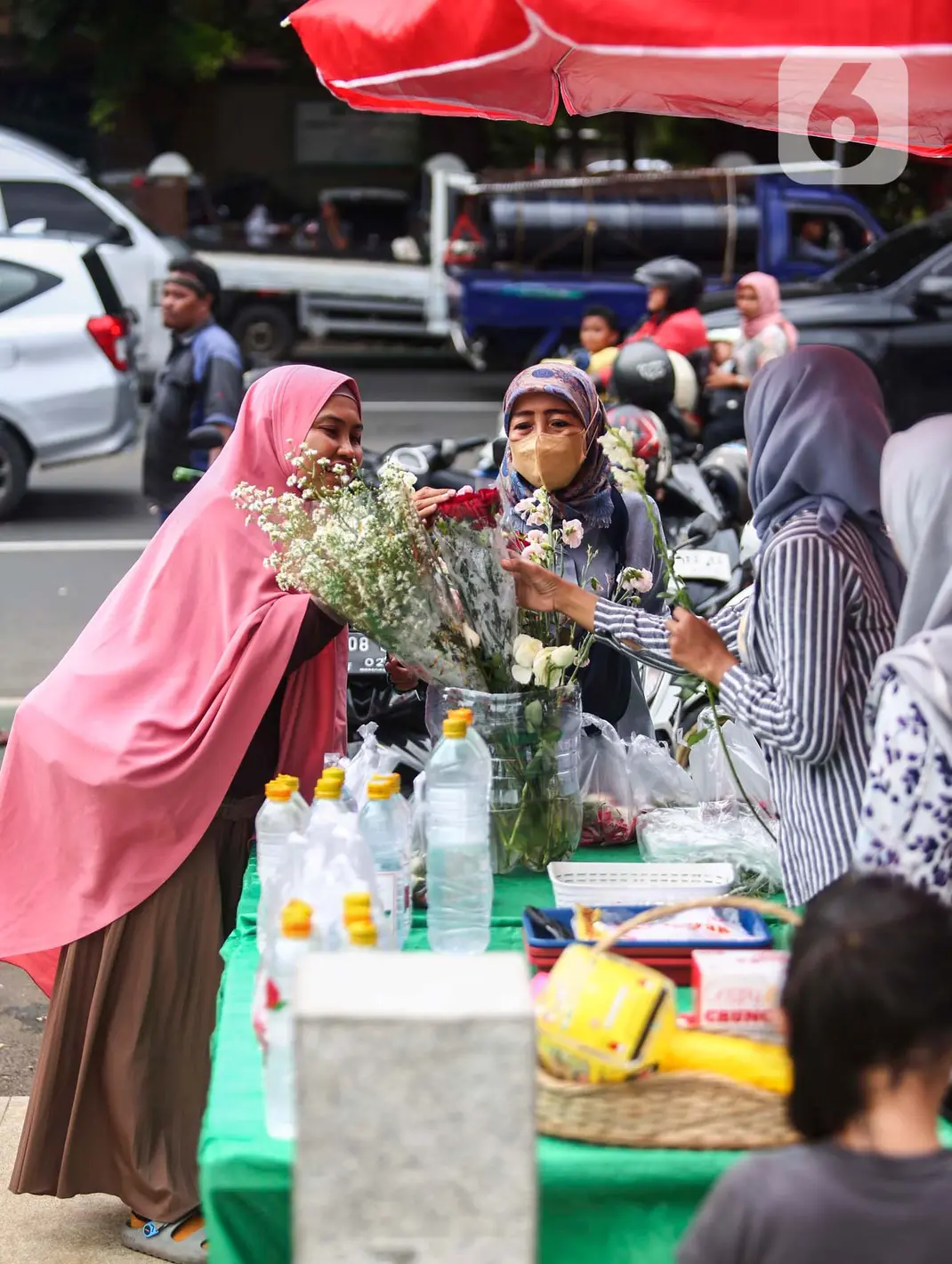 Jelang Ramadan, Penjualan Bunga Tabur Alami Peningkatan - Foto Liputan6.com
