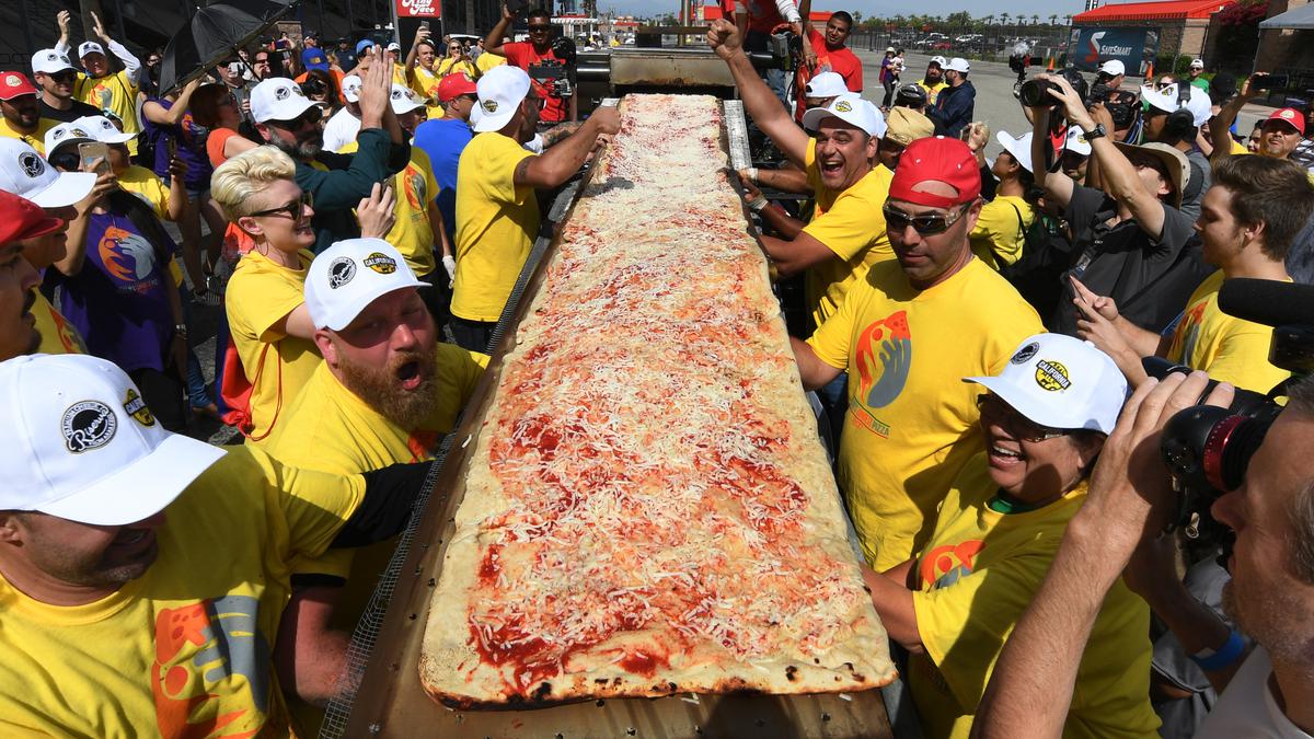 Pizza Sepanjang 2,13 Km ini Pecahkan Rekor Baru di Guinness World Records
