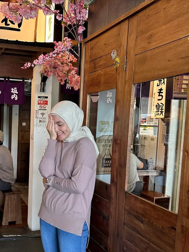 Gara-Gara Kornea Terkelupas, Mata Kanan Intan Nuraini Diperban Seminggu - Entertainment Fimela.com