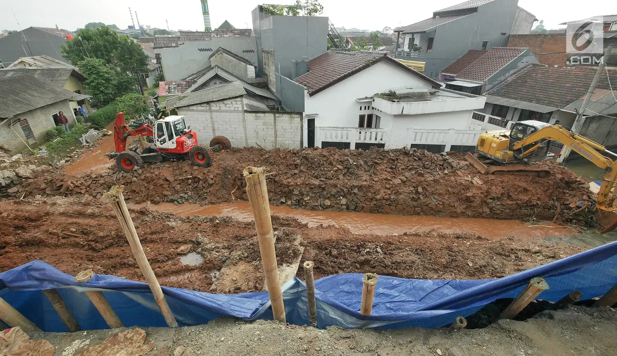 FOTO: Turap Setinggi 20 Meter di Kali Jantung Depok Ambrol - Foto ...