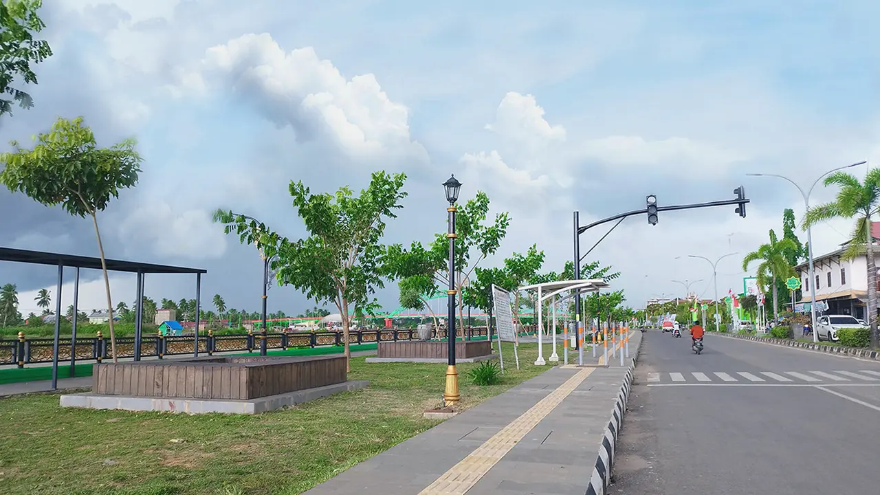 Sejenak Bersantai di Taman Siring Kandilo yang Jadi Ikon Paser - News ...