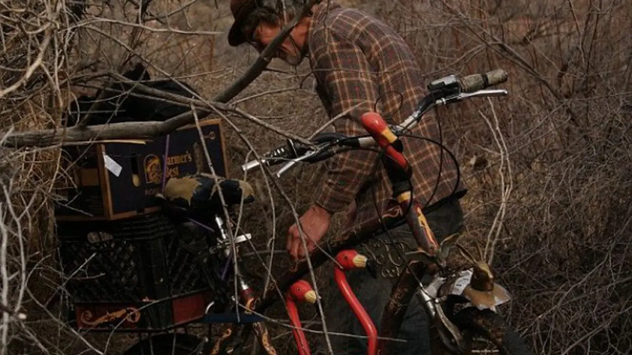 Daniel Suelo, Pria yang Hidup Tanpa Uang dan Tinggal di Gua - Bisnis ...