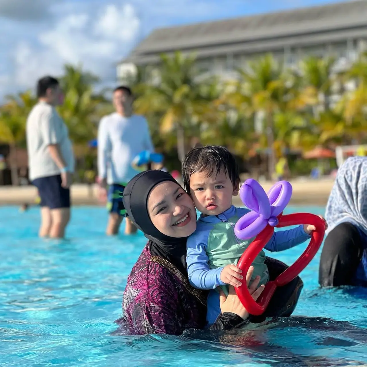 8 Potret Siti Nurhaliza Berenang Bareng Anak, Tetap Kenakan Hijab - Entertainment Fimela.com