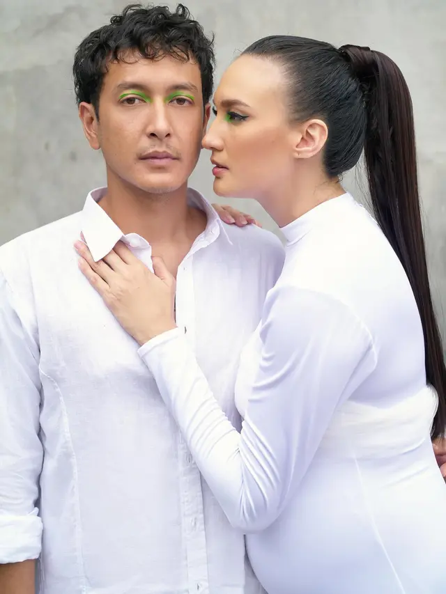 7 Maternity Shoot Nadine Chandrawinata dan Dimas Anggara Tampil ...
