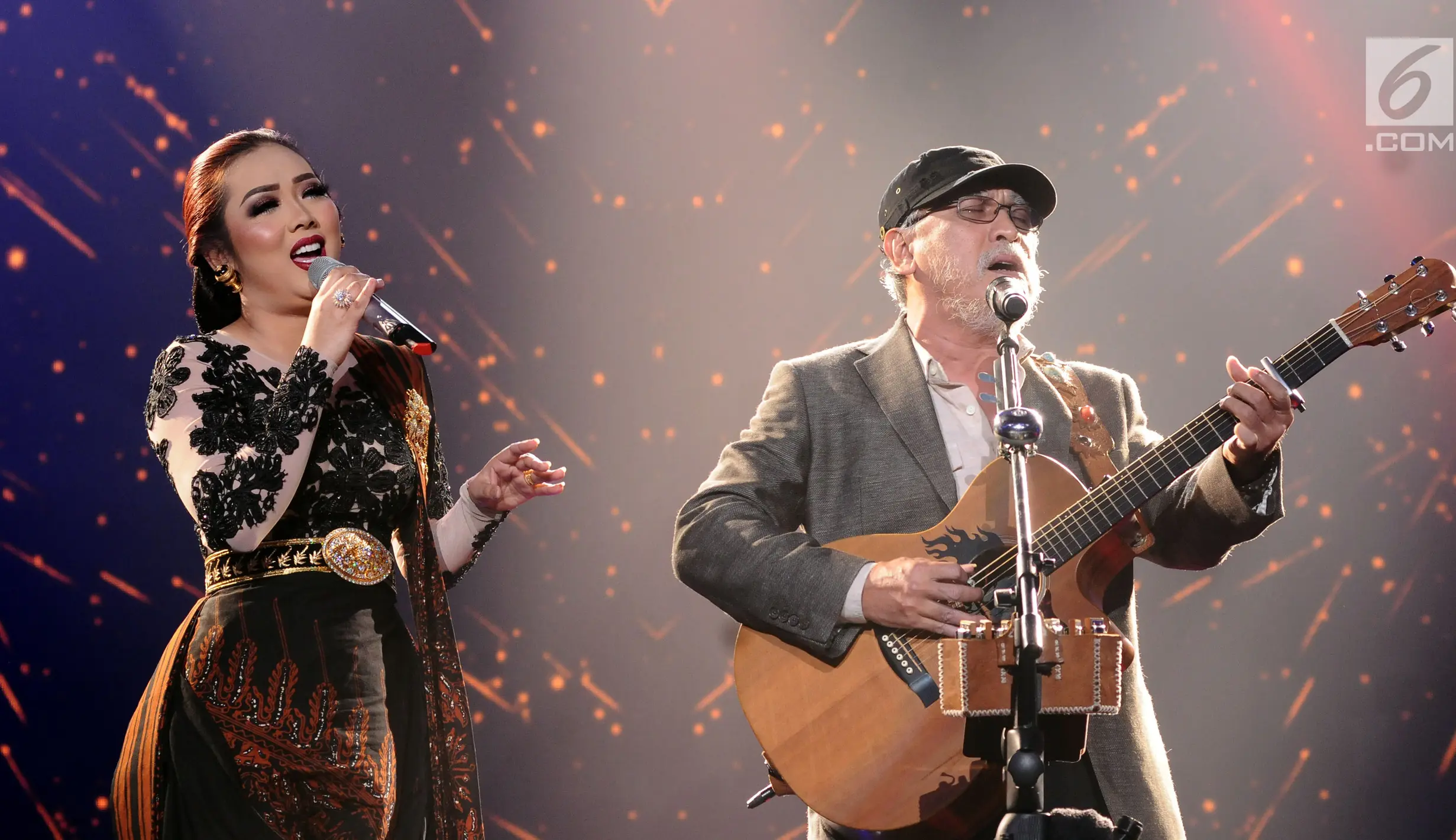 FOTO: Iwan Fals Menyanyi Dangdut di Konser Raya 23 Tahun Indosiar ...