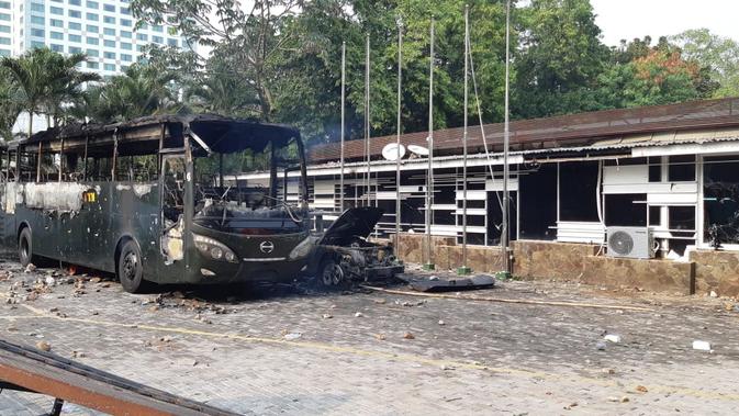 Melihat Lebih Dekat Kerangka Bus dan Mobil yang Dibakar Massa - News ...