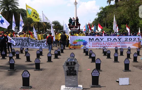 Memahami Konsep Absurd Adalah: Definisi, Filosofi, dan Penerapannya ...