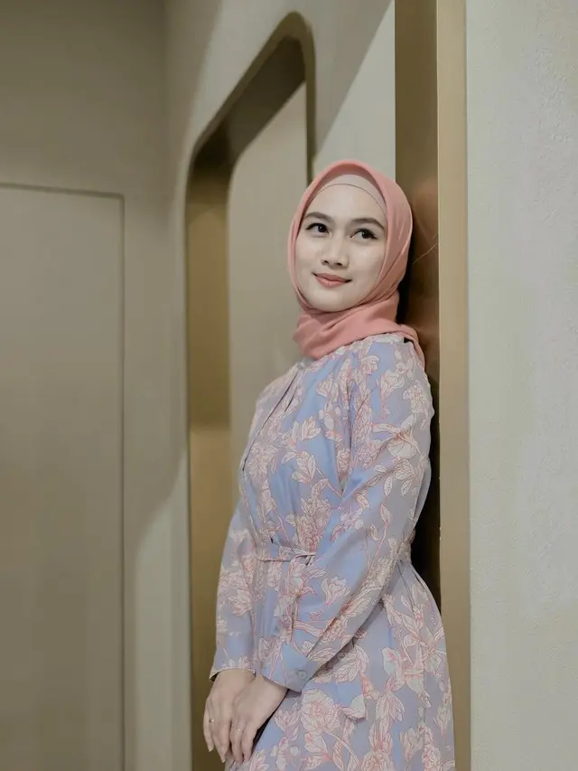 Tampil Elegan, Inspirasi Model Gamis Modern Untuk Berbagai Acara ala Melody Laksani - Fashion ...