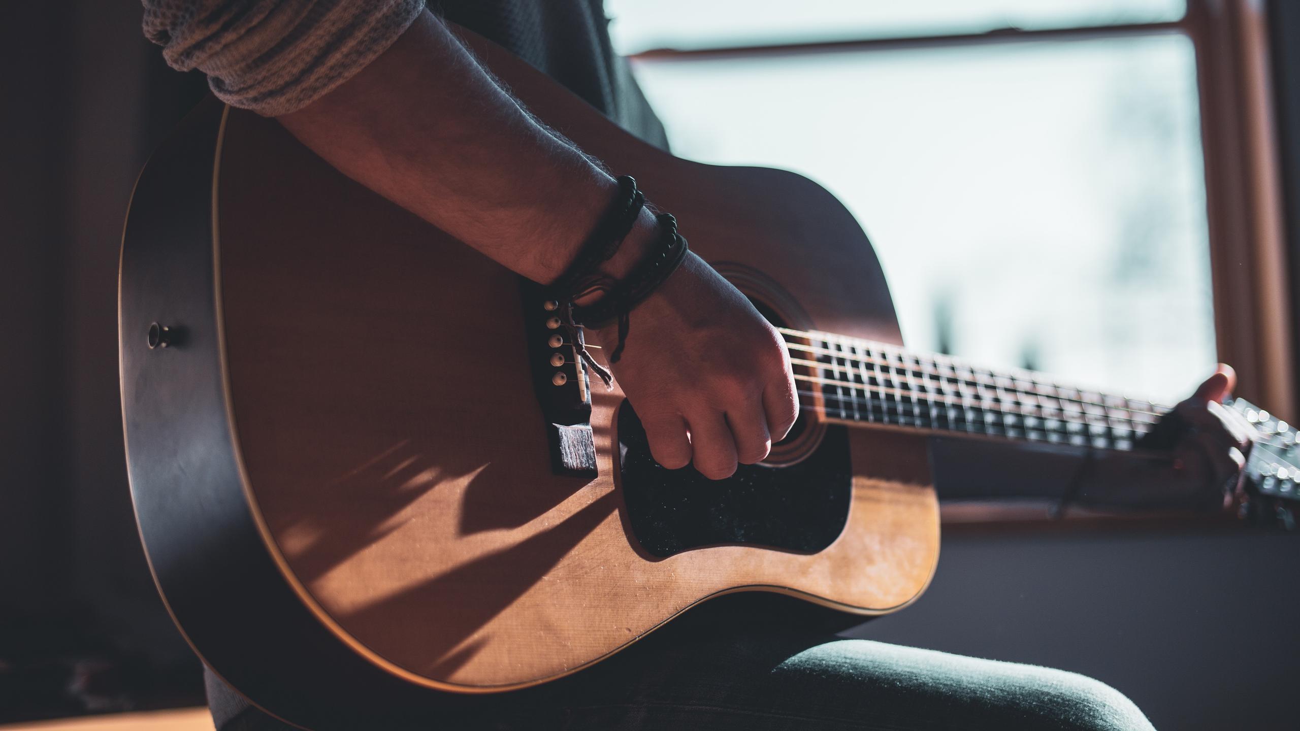 7 Jenis Gitar Akustik yang Populer, Pilih Sesuai Kebutuhan