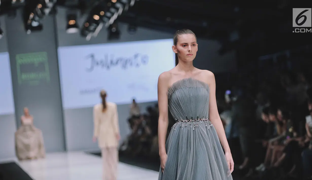 PHOTO: Delapan Rancangan Busana Embrace Karya Julianto Hadirkan di JFW ...