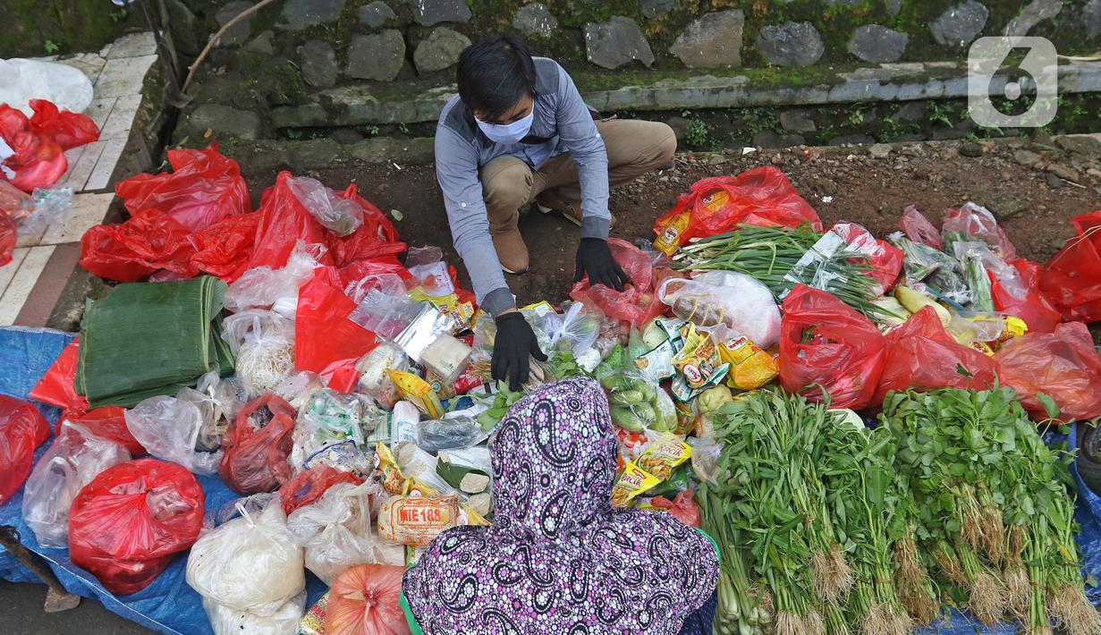 FOTO: Waspada Corona, Belanja di Pedagang Sayur Keliling Terapkan Jaga ...