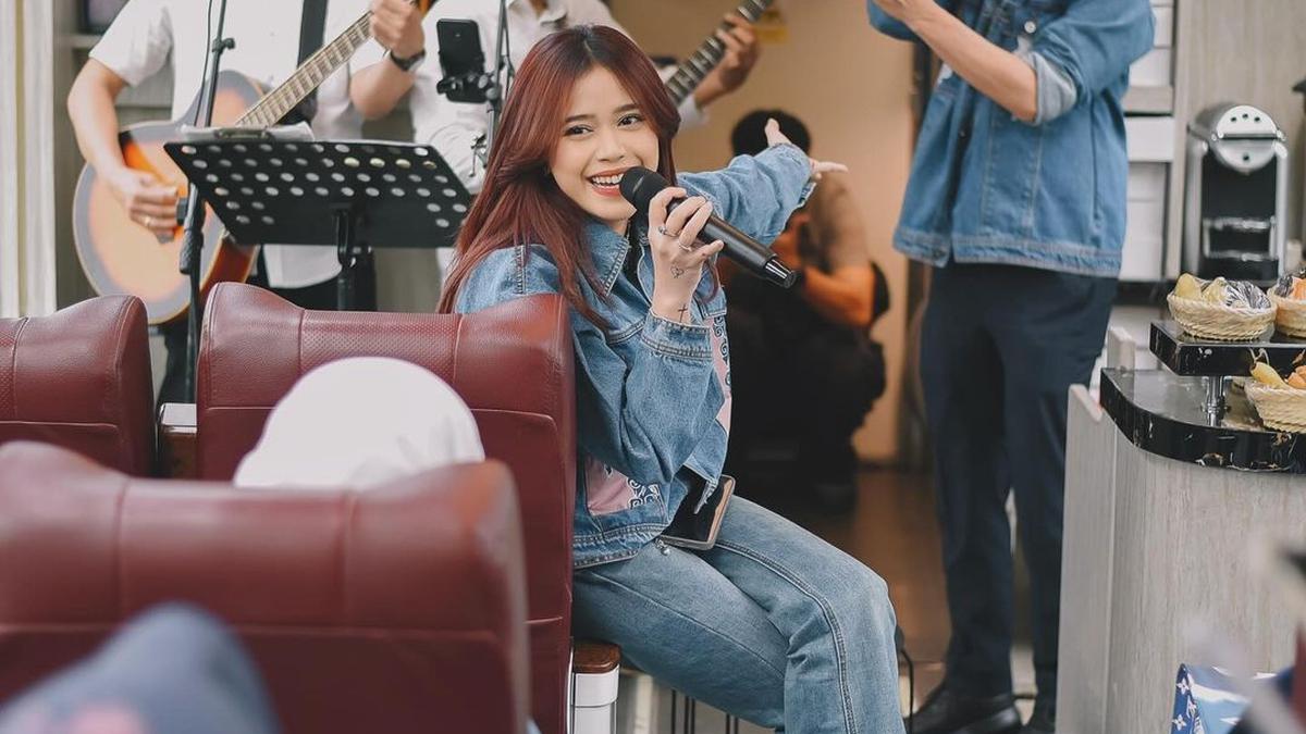 Gaya Duet Cantik Brisia Jodie dan Maudy Ayunda Nyanyi di Kereta, Serasi ...
