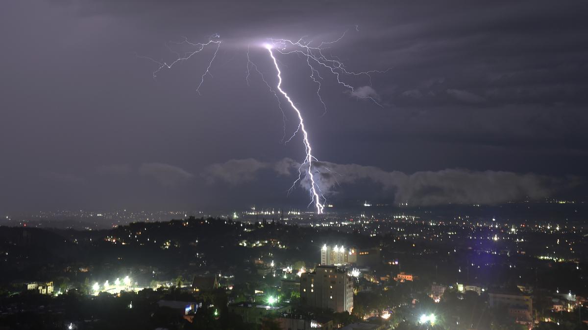 FOTO: Dashyatnya Badai Petir di Langit Kota Haiti - Foto Liputan6.com