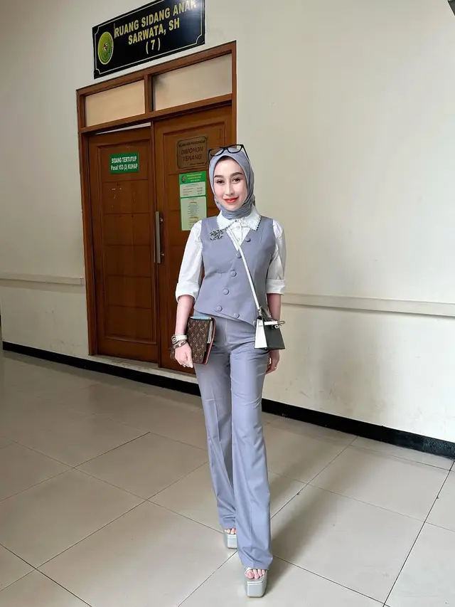 5 Gaya Stylish Reza Gladys Pakai Setelan Rompi, Cocok Buat Ngantor ...