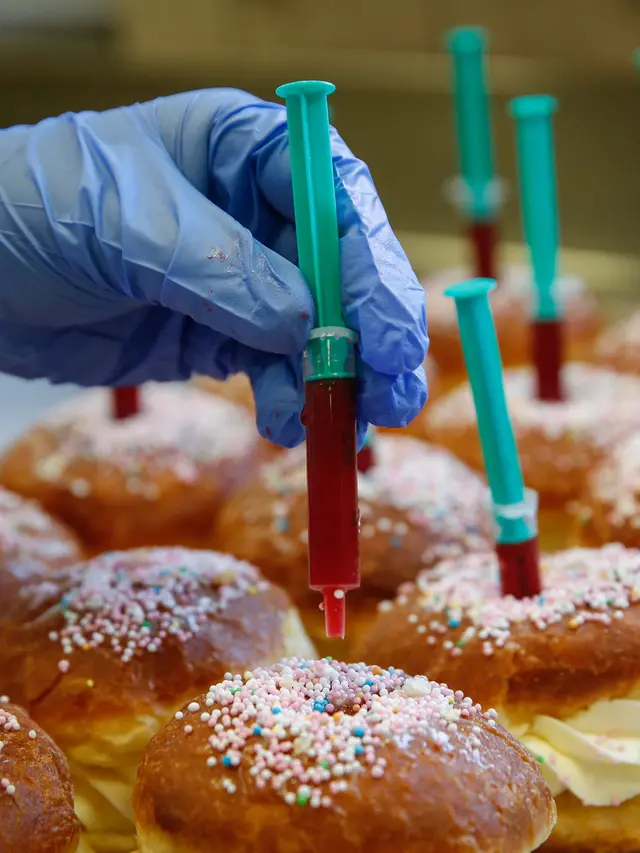 Donat Unik Kreasi Toko Roti Swiss untuk Rayakan Kehadiran Vaksin COVID ...