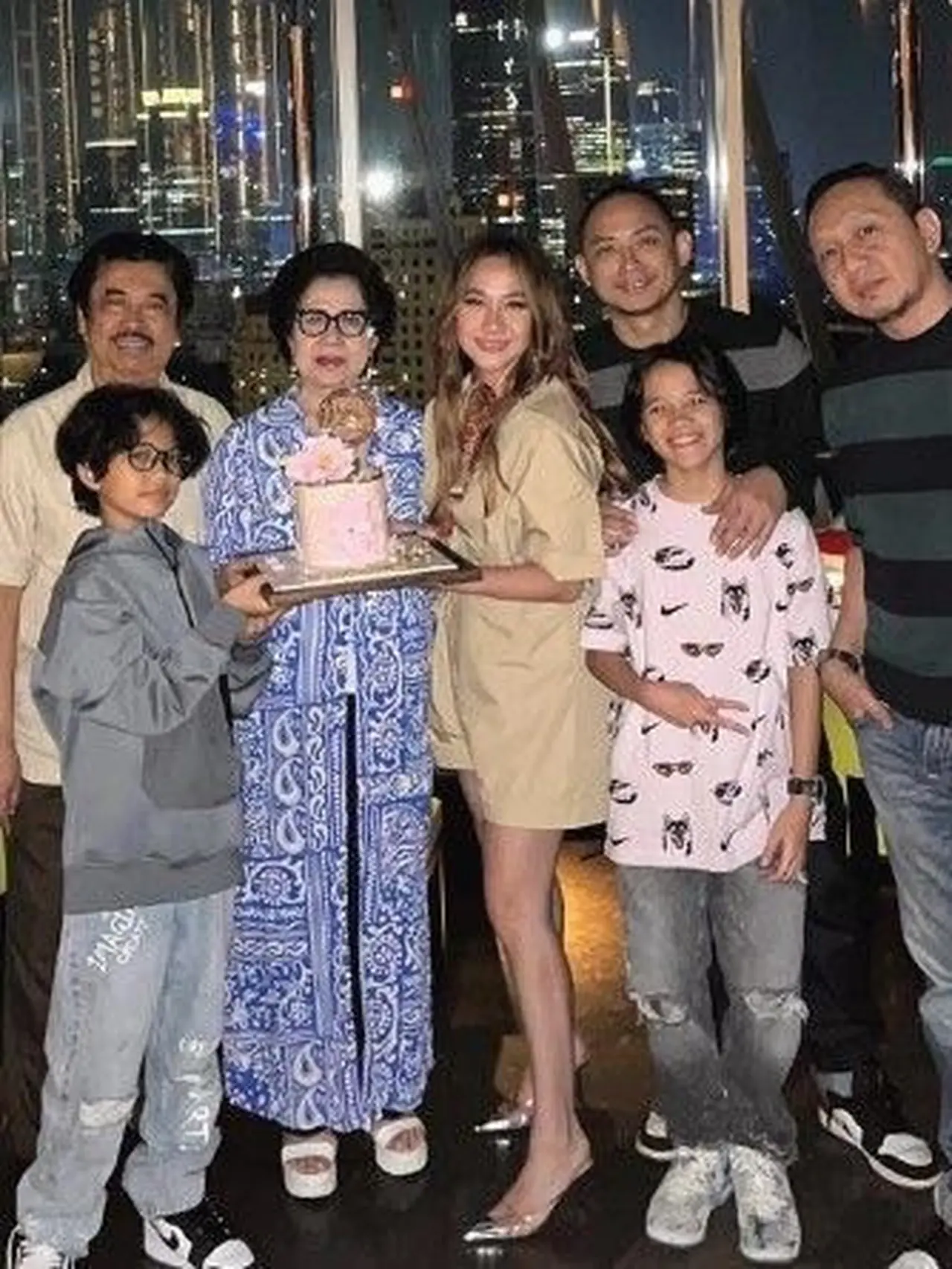 7 Potret Kedekatan Noah Anak BCL dengan Tiko Aryawardhana, Telah Direstui - Hot Liputan6.com