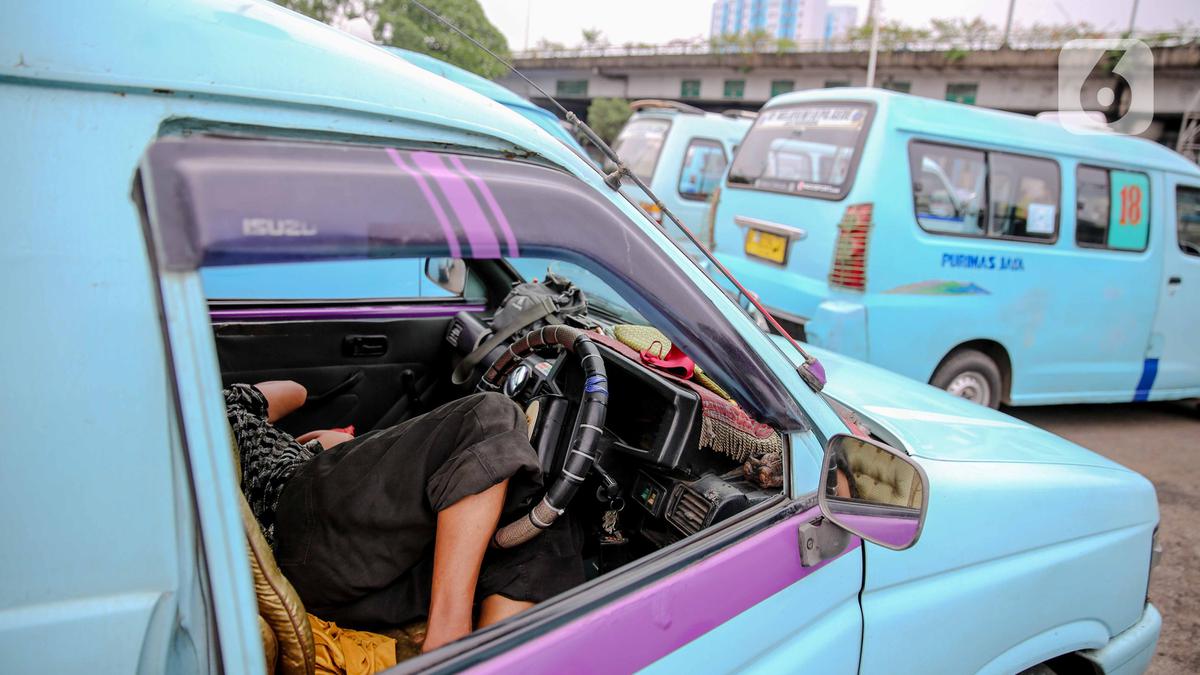 FOTO: Angkot Sepi Penumpang Imbas PSBB - Foto Liputan6.com