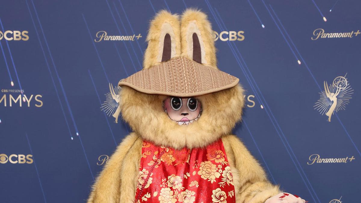 Labubu Besar Berbaju Merah dan Topi Jerami Hadir di Red Carpet Emmy ...