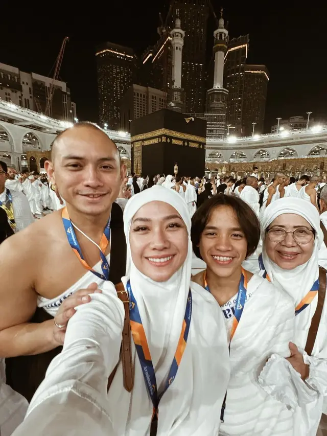 6 Potret BCL, Noah Sinclair dan Tiko Aryawardhana Jalani Umroh Usai Menikah - Hot Liputan6.com