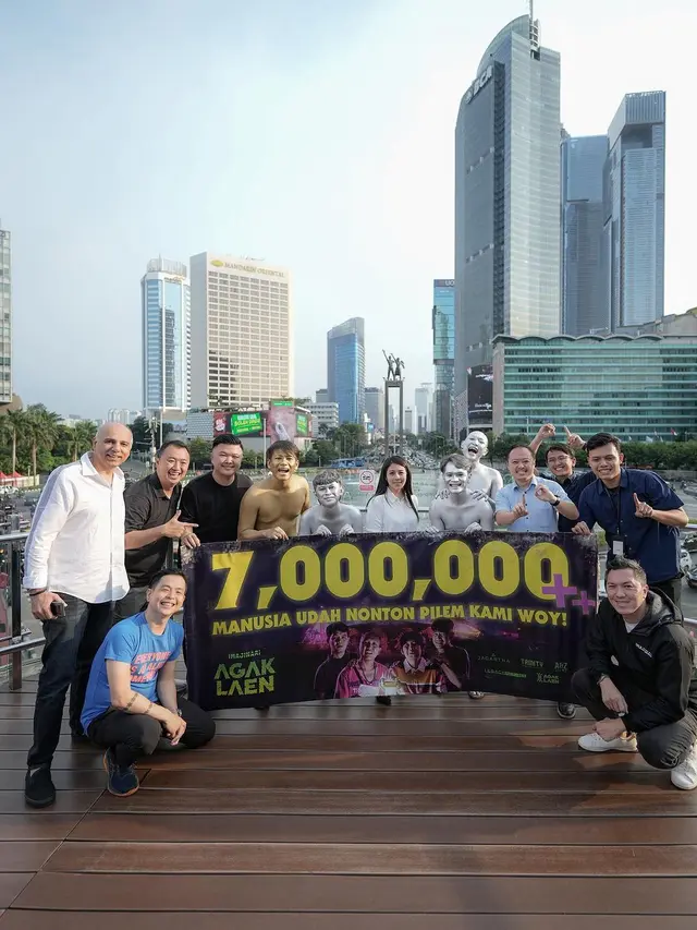 6 Potret Indra Jegel Dkk Jadi Manusia Silver Rayakan Agak Laen 7 Juta ...