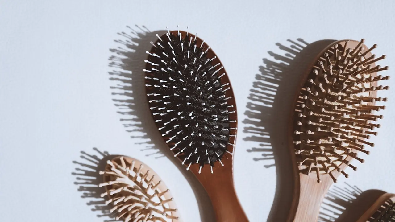 14 Cara Merawat Rambut Sehat untuk Si Pemilik Curly Hair agar Lembut ...