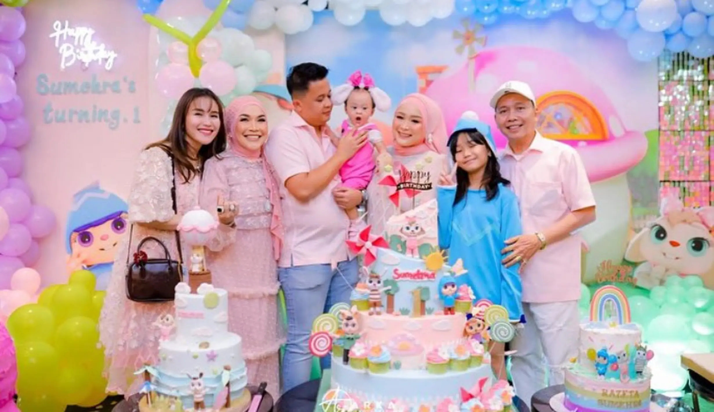 6 Potret Gaya Ayu Ting Ting Dibalut Dress Pink saat Rayakan Ulang Tahun Keponakan yang Pertama ...