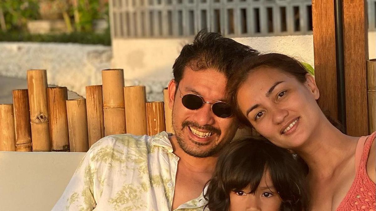 10 Potret Menggemaskan Salma Anak Rio Dewanto - Atiqah Hasiholan, Punya ...