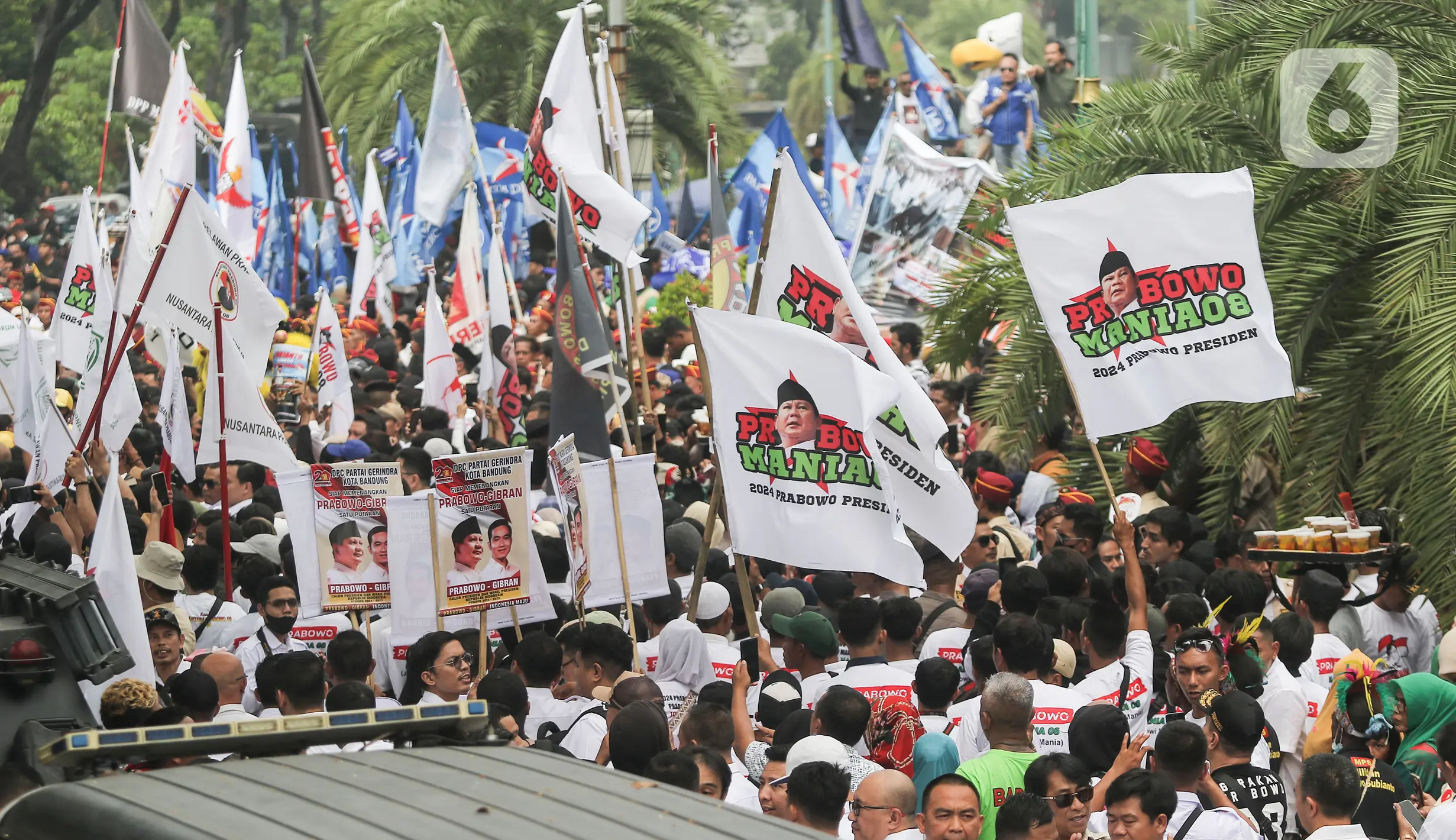 Ribuan Simpatisan dan Relawan Iringi Pendaftaran Prabowo-Gibran ke KPU - Foto Liputan6.com