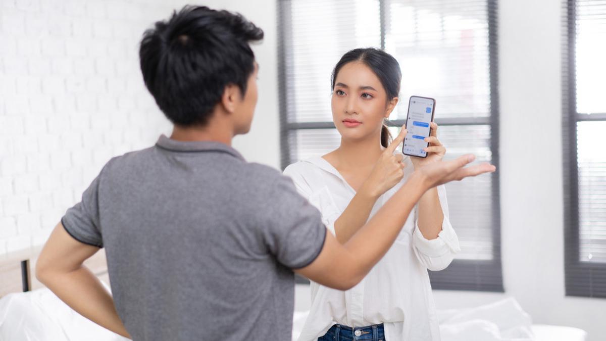 7 Cara Bikin Pasangan Selingkuh Merasa Bersalah dan Menyesalinya - Relationship Fimela.com