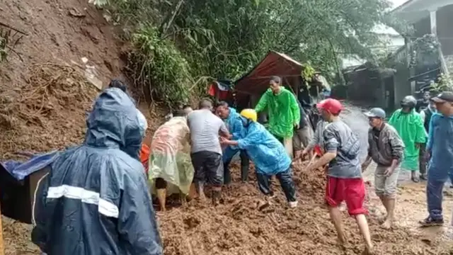 Longsor di Kawasan Curug Cilember Puncak Bogor, Kakak Beradik Ditemukan Tewas - News Liputan6.com