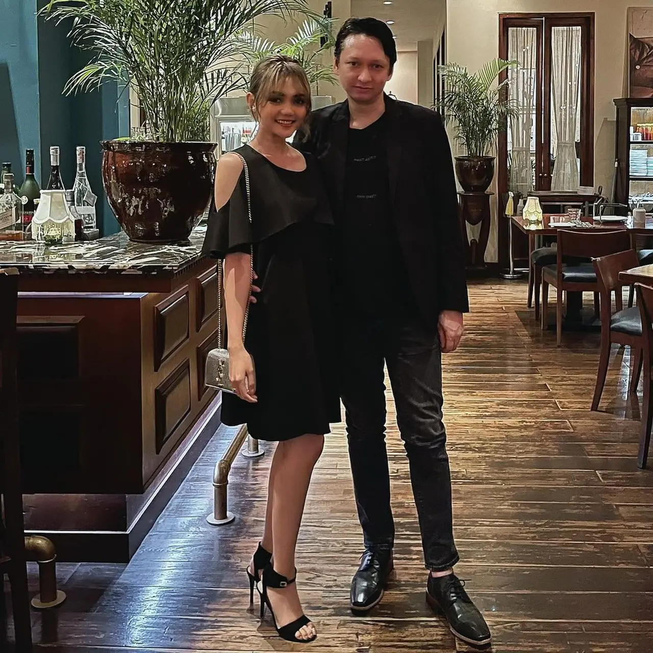 Tak Ingin Punya Anak, Intip Potret Kebersamaan Rina Nose dan Suami