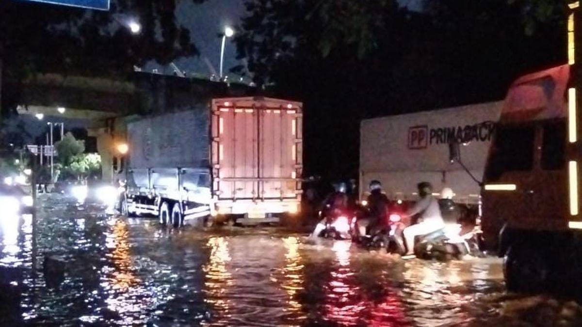 Jalan Sudirman Banjir 1 Meter, Pemotor Memilih Dorong untuk Cegah Mogok - News Liputan6.com