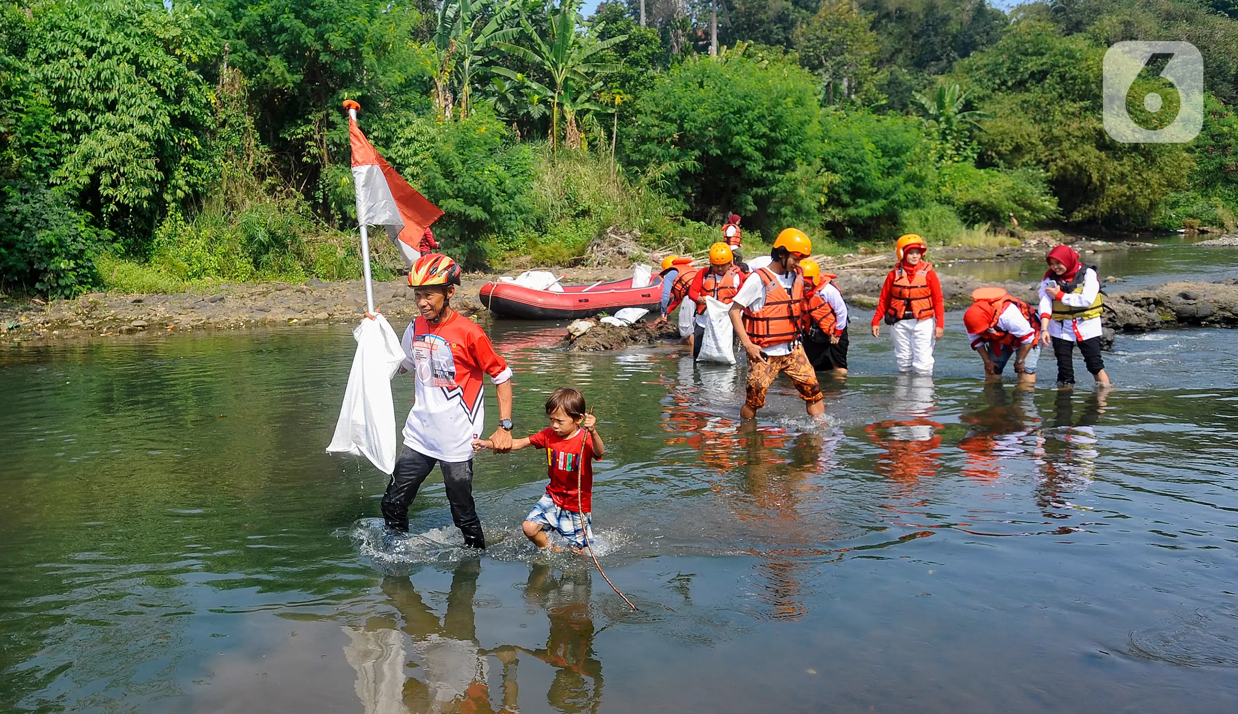 Suasana Khidmat Pengibaran Bendera Merah Putih di Sungai Ciliwung Bogor - Foto Liputan6.com