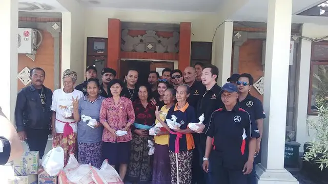 Laskar Bali: Lansia di Panti Sosial Seperti Orang Tua Kita‎ - Regional ...