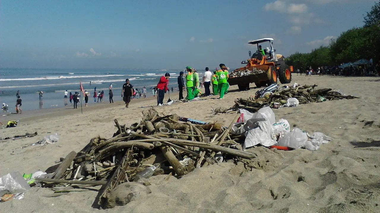 Penuh Sampah, Pantai Kuta Tetap Favorit Wisatawan - Regional Liputan6.com