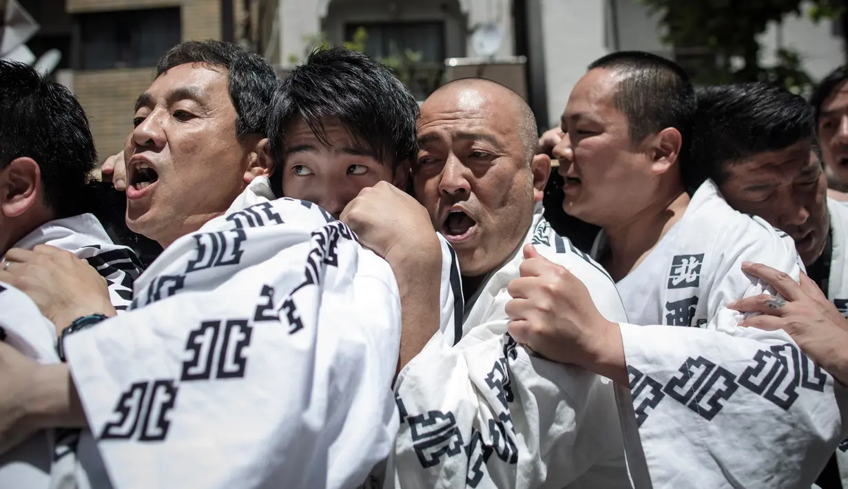 FOTO: Mengarak Kuil Shinto di Festival Sanja Matsuri - Foto Liputan6.com