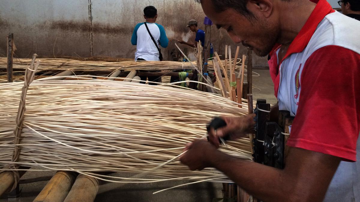 Sensasi Jelajah Pagi di Kampung Wisata Rotan Cirebon - Regional ...
