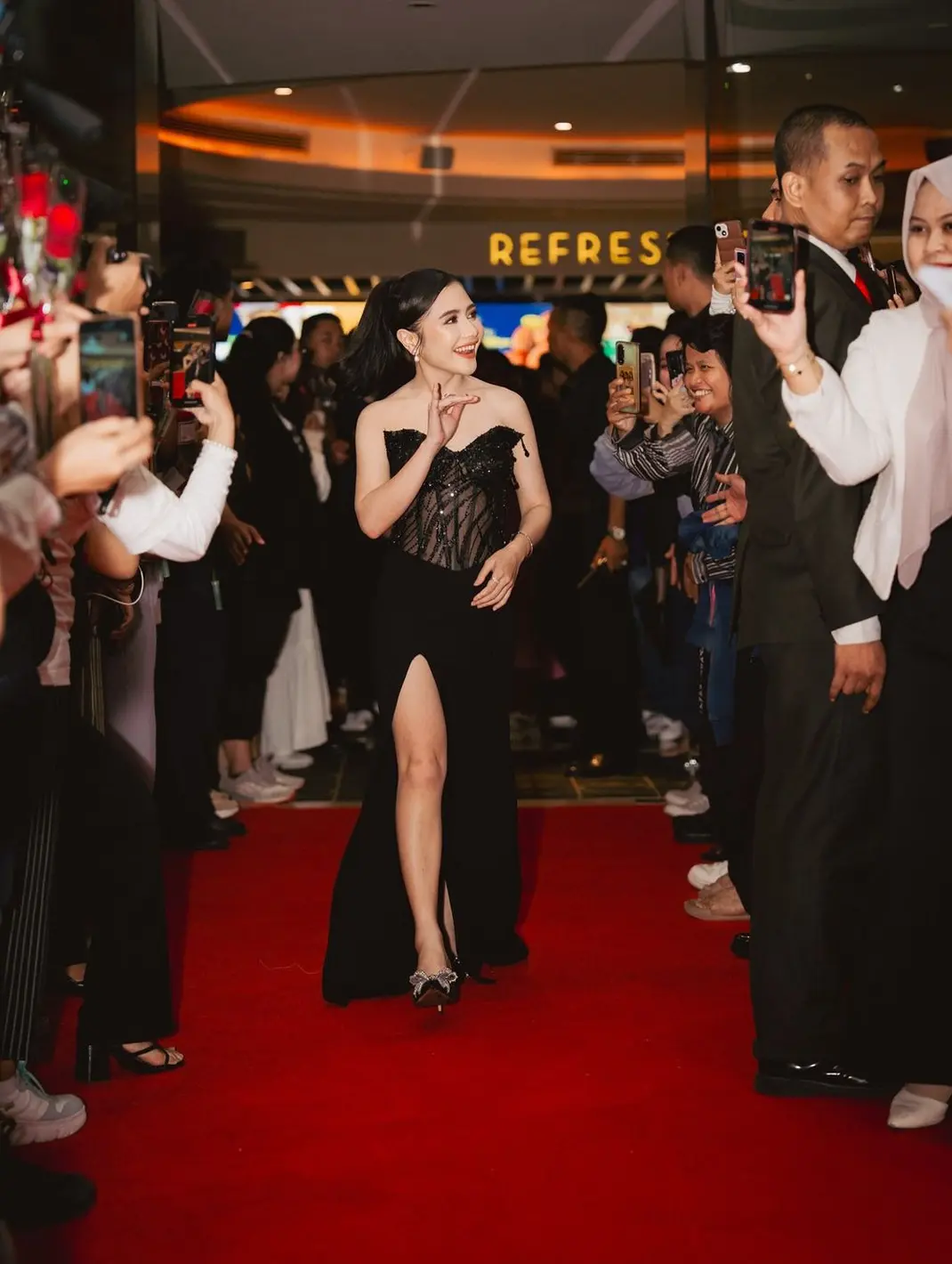 6 Potret Kontras Gaya Berani Prilly Latuconsina Pakai Dress Hitam yang Terbuka di Dua Acara All ...