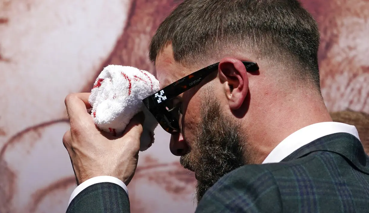 FOTO: Perkelahian Canelo Alvarez dan Caleb Plant Saat Konferensi Pers ...