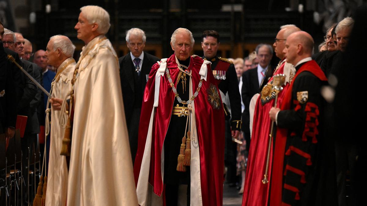 Alasan di Balik Jubah Dipakai Saat Penobatan, Raja Charles III Kenakan ...