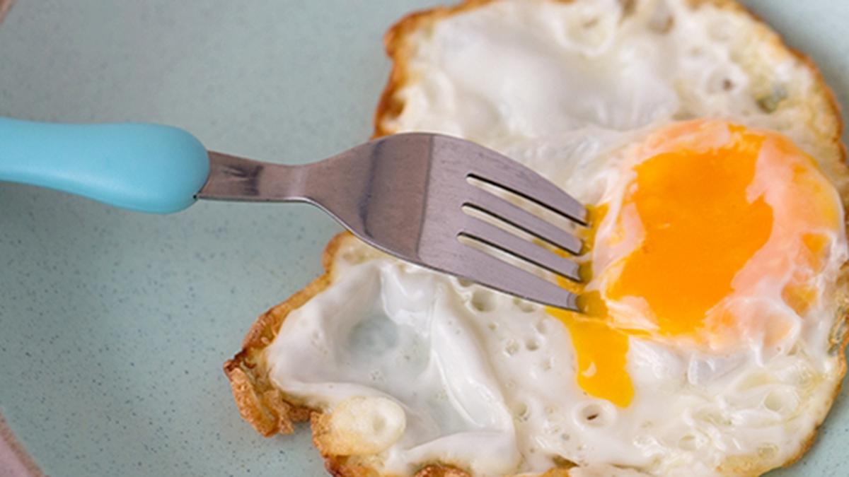 Bikin Telur Ceplok dengan Pinggiran Krispi, Wajib Coba Nih!