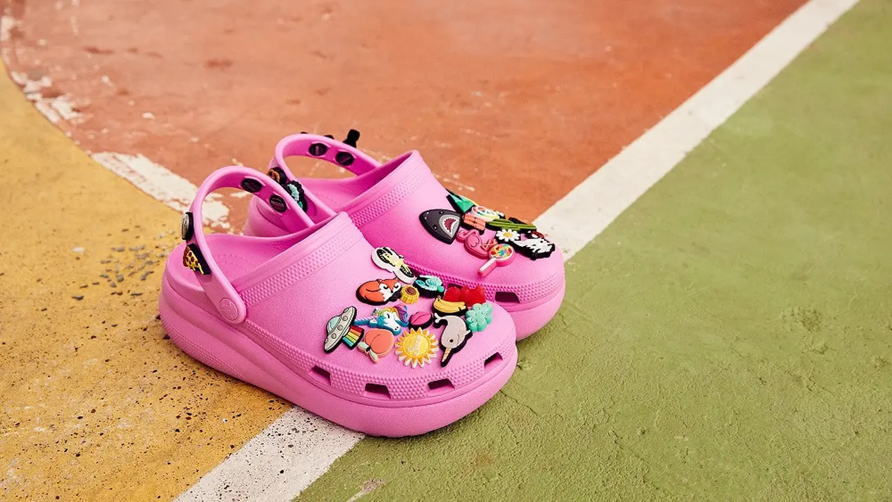 Crocs Luncurkan Koleksi Classic Crush Baru dengan Desain Sol Chunky dan ...