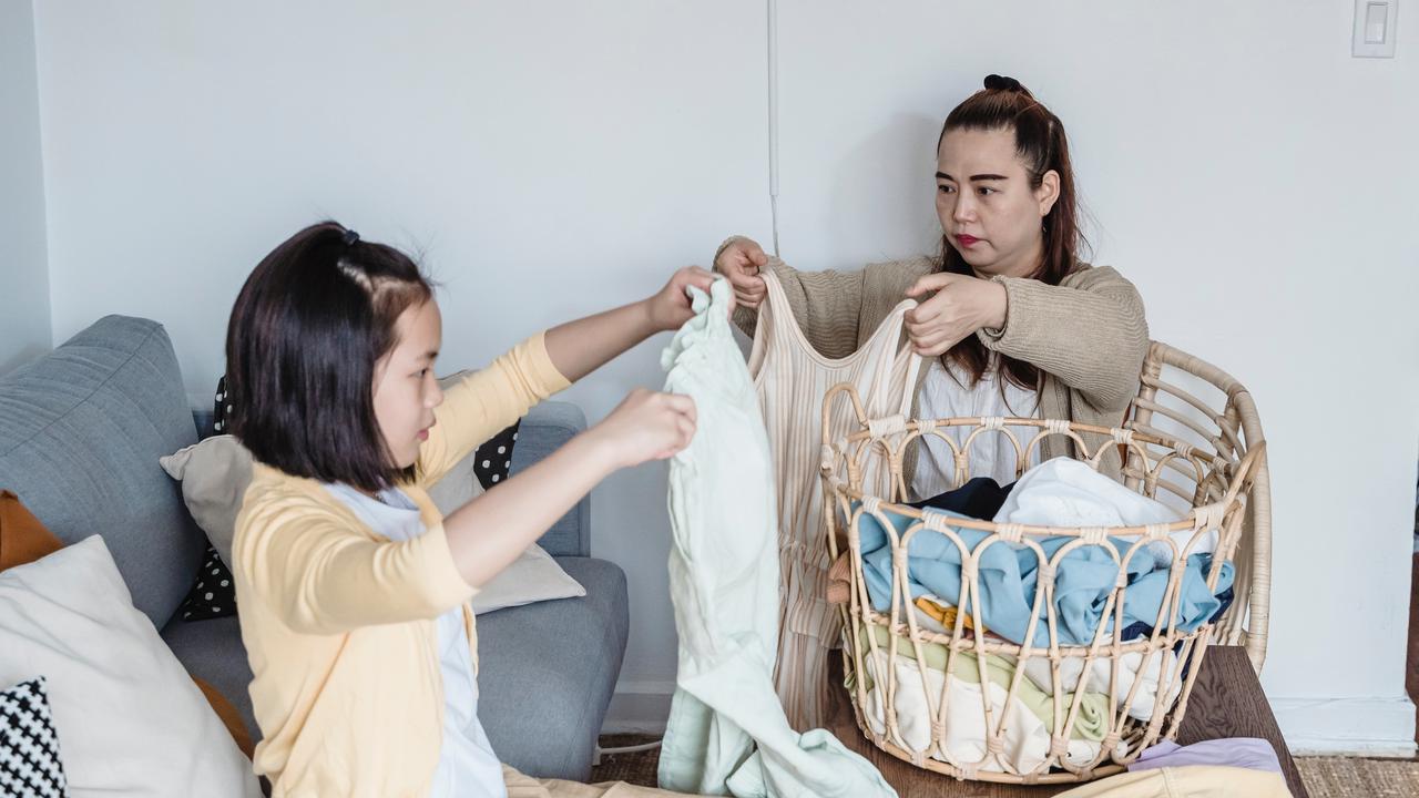 Trik Melipat Baju dengan Cepat dan Tekniknya, Rahasia Lemari Selalu Rapi