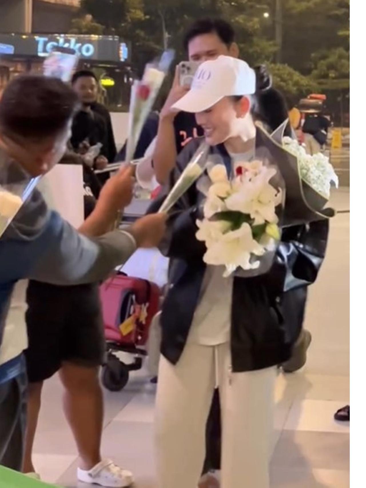 6 Potret Agnez Mo Pulang Indonesia Disambut Fans di Bandara, Penuh Kejutan