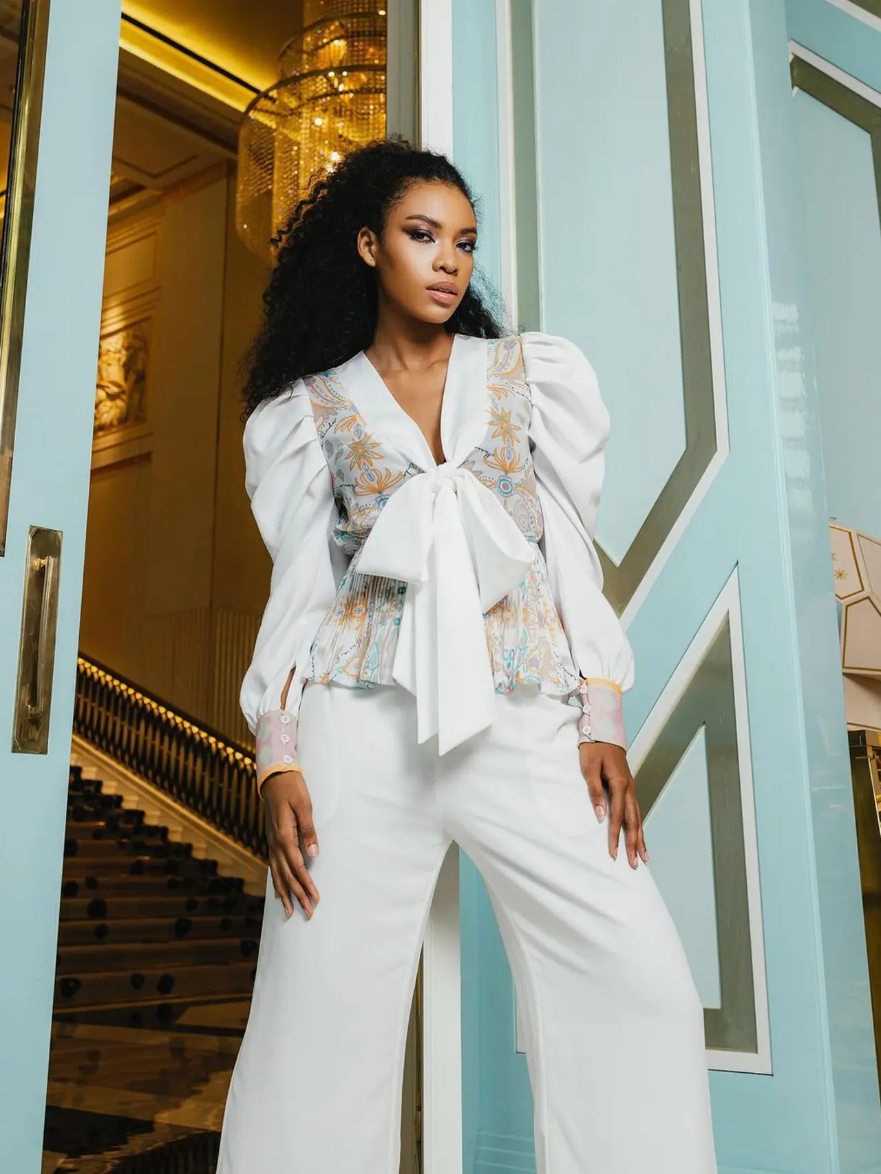 6 Karakter Kunci Film Nona Manis Sayange, Dibintangi Haico Van Der ...